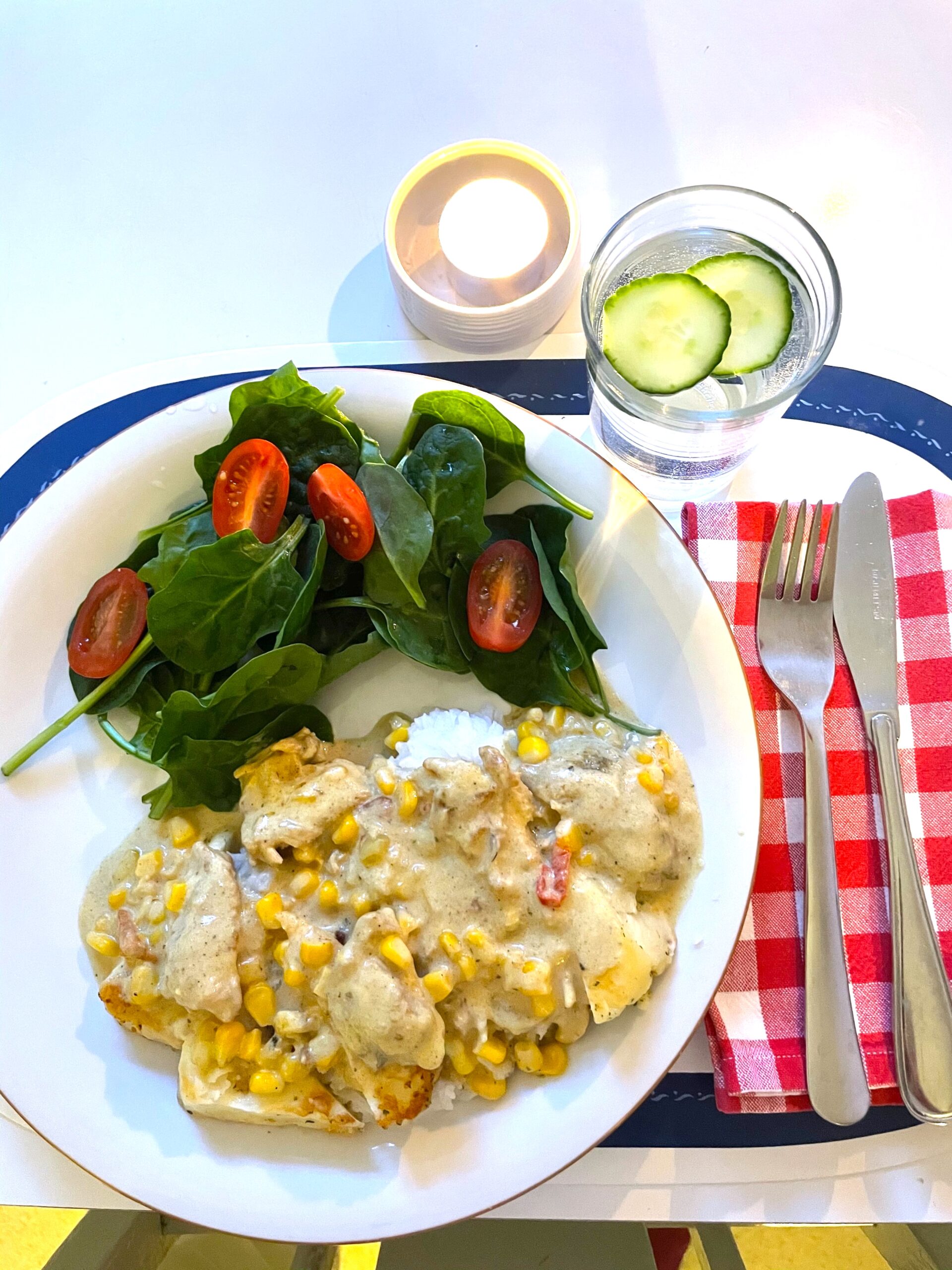 Vår ugnsrostade tofu med majs och kokosröra.